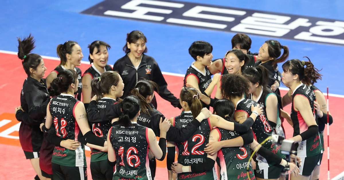 '엘리자벳 46점' KGC, IBK 3-1로 꺾고 4위 도약…우리카드는 OK금융 제압(종합)