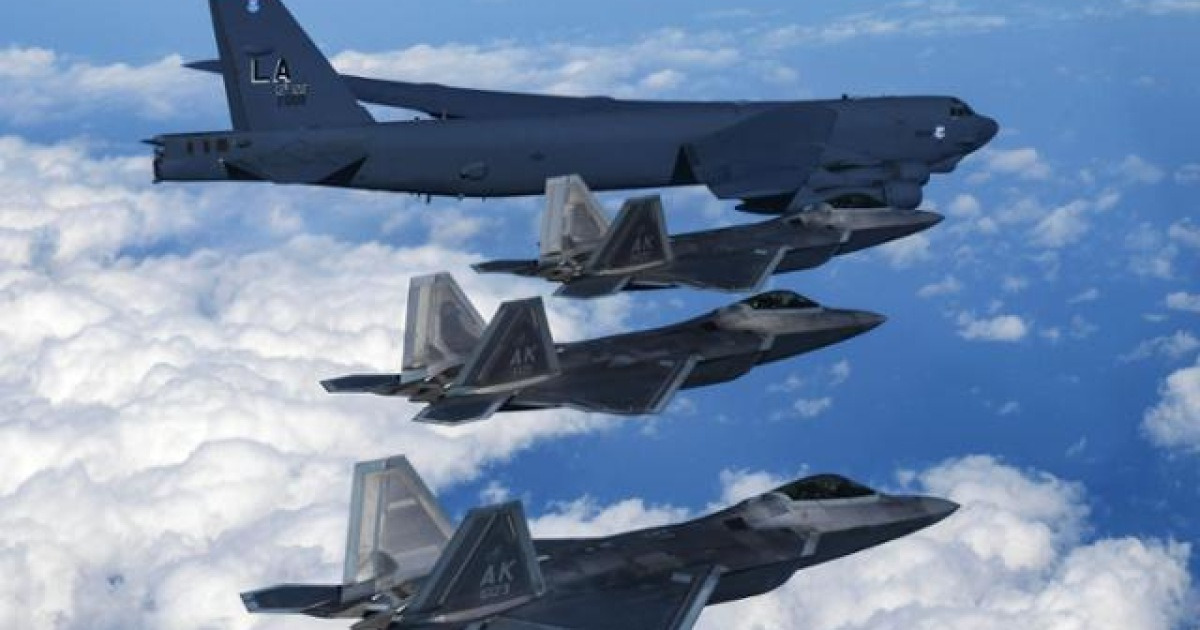 [오늘의 1면 사진] 미 F-22, B-52H 한반도서 합동훈련