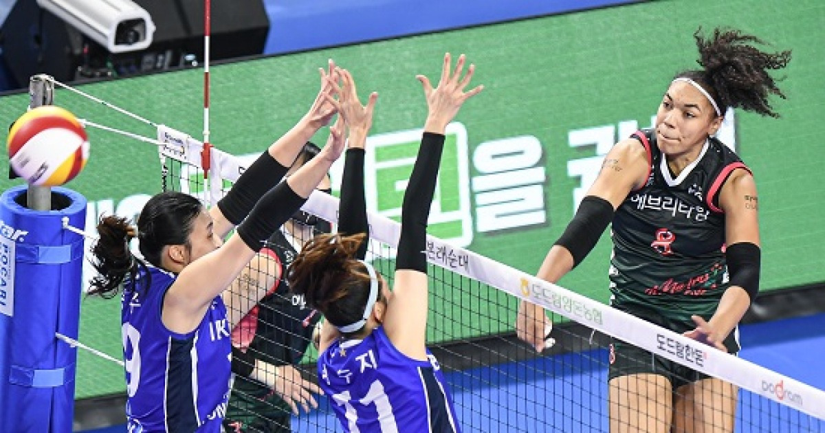 엘리자벳 46득점 폭발 KGC, IBK 꺾고 4위 도약 [화성:스코어]