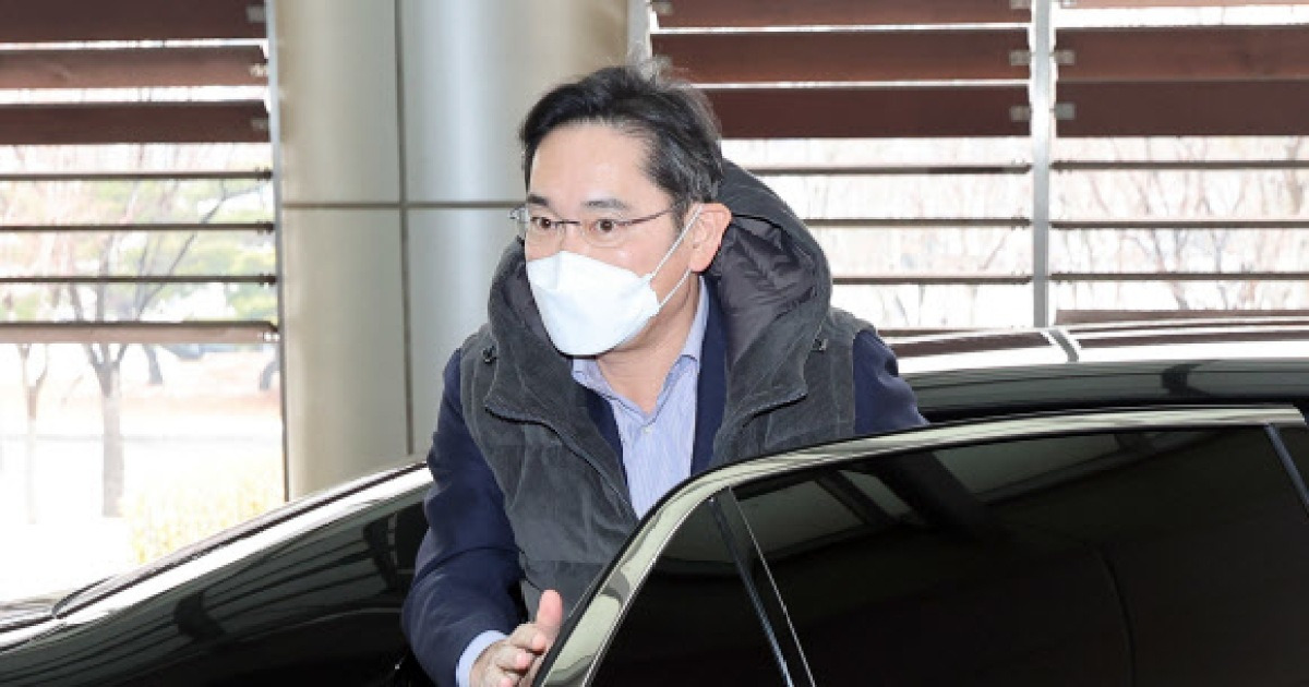 이재용 출장길에 패딩조끼…하루 만에 다 팔렸다