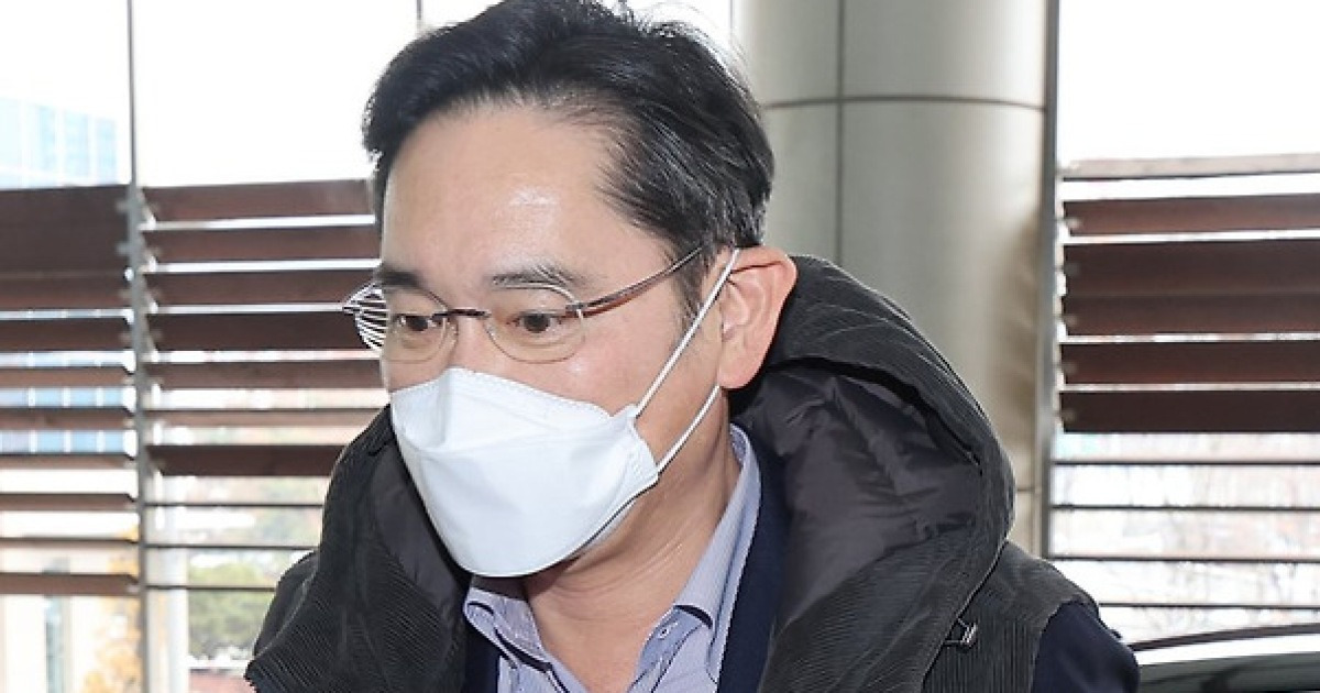 역시 완판남 이재용 회장 출장길 입은 그 패딩조끼 하루 만에 완판