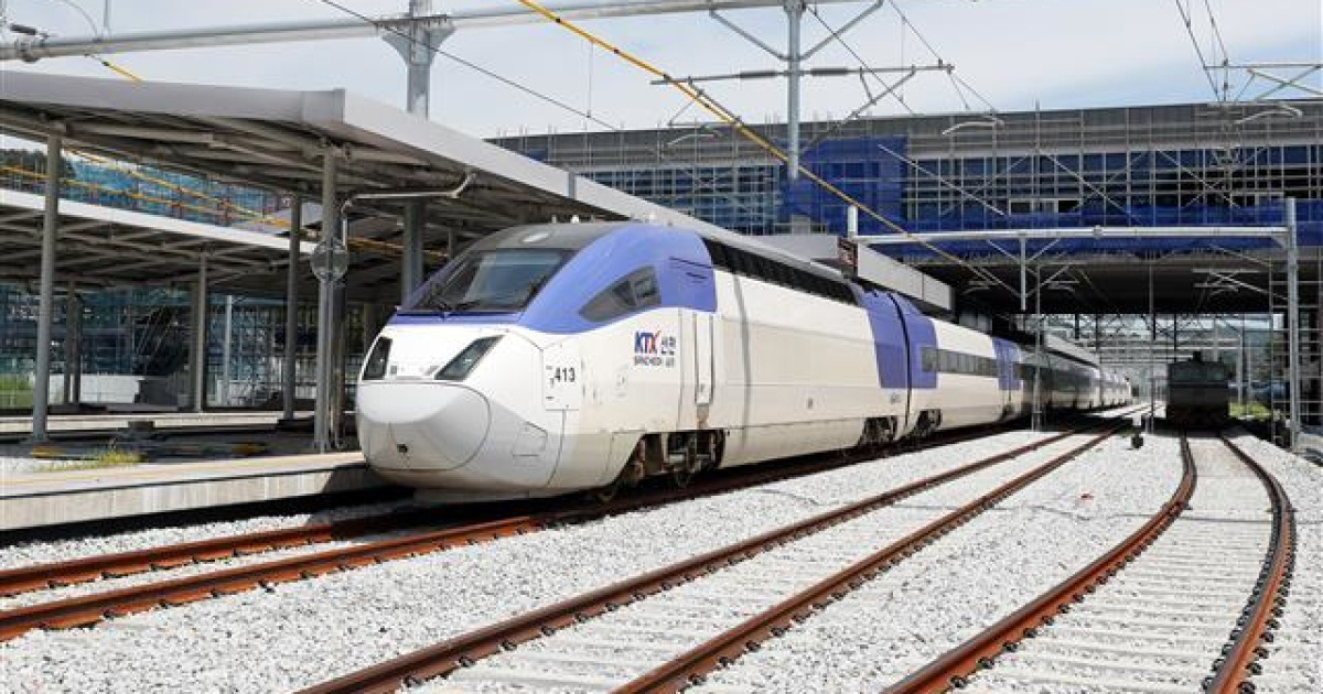 달리던 KTX 유리창에 ‘균열’… 코레일 “안전엔 문제 없어”