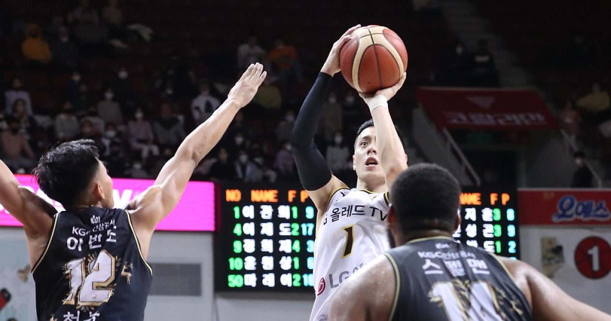 이관희 승부처서 폭발…2위 LG, 선두 KGC 꺾고 5연승 질주(종합)