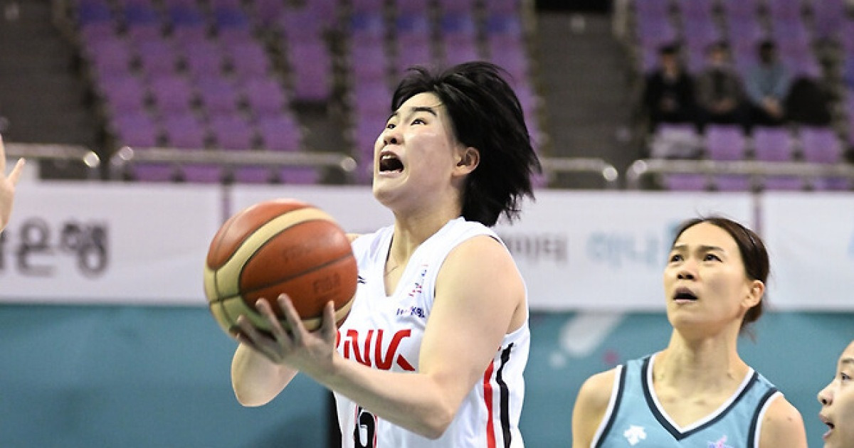 [BK 리뷰] ‘이소희 26점’ BNK, 박소희 분전한 하나원큐 꺾고 연패 탈출