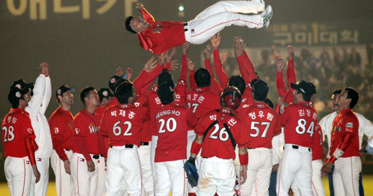 [KBO리그 40년 The moment] SK의 퍼펙트 KS 우승, '빅보이' 9G 연속 홈런