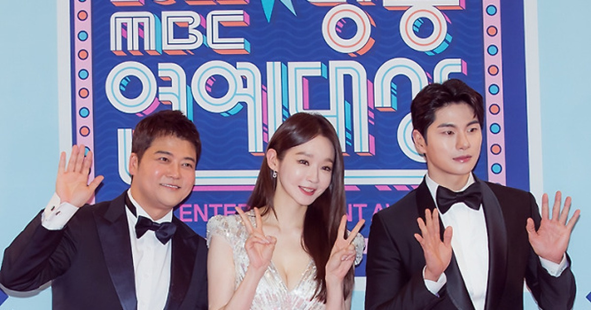 [bnt포토] 전현무-강민경-이이경 'MBC연예대상 진행 맡은 무경경 트리오'