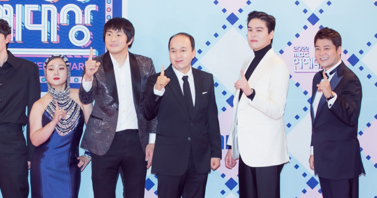 [bnt포토] '베스트 커플상'에 선정된 '팜유라인' 박나래-이장우-전현무, 그리고 나 혼자 사는 기안84와 김광규(mbc연예대상))