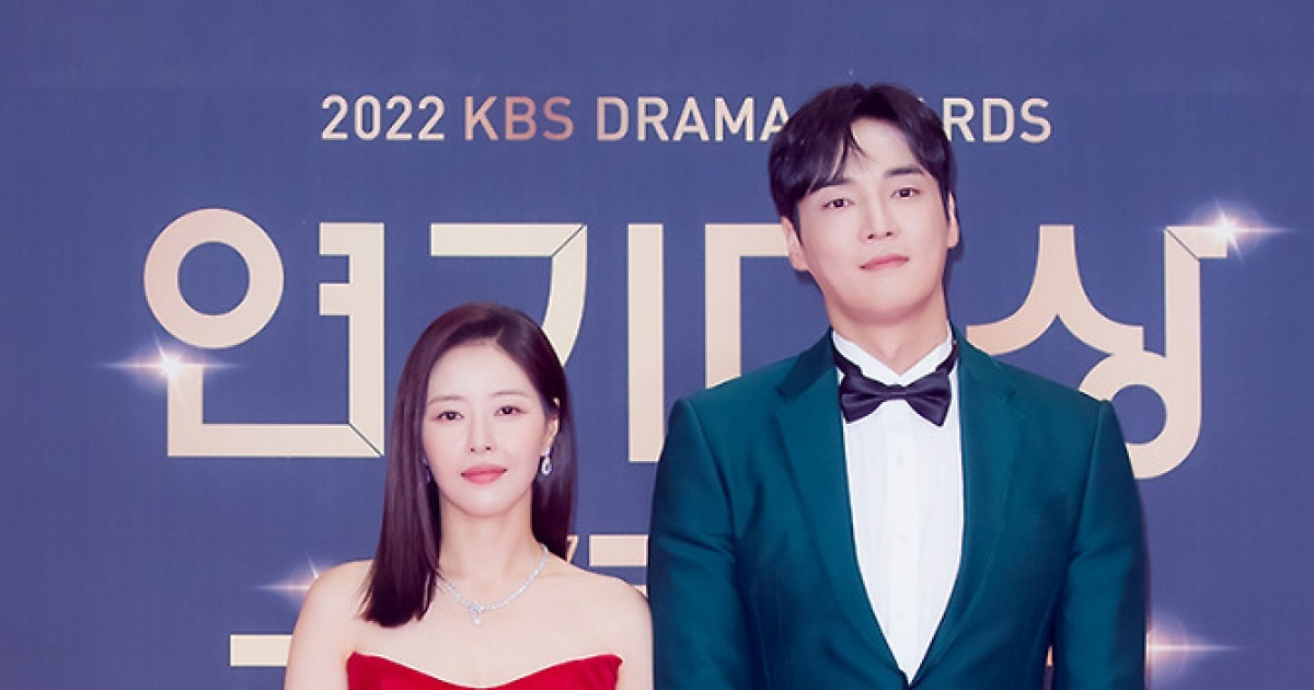 [bnt포토] 박하나-강지섭 '조금 늦었지만, 그래도 시선끄는 크리스마스 커플룩'(KBS연기대상)