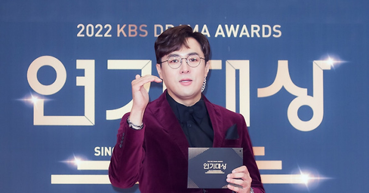 [bnt포토] MC배 '임영웅이 선뜻 허락해준 건행포즈'(KBS연기대상)