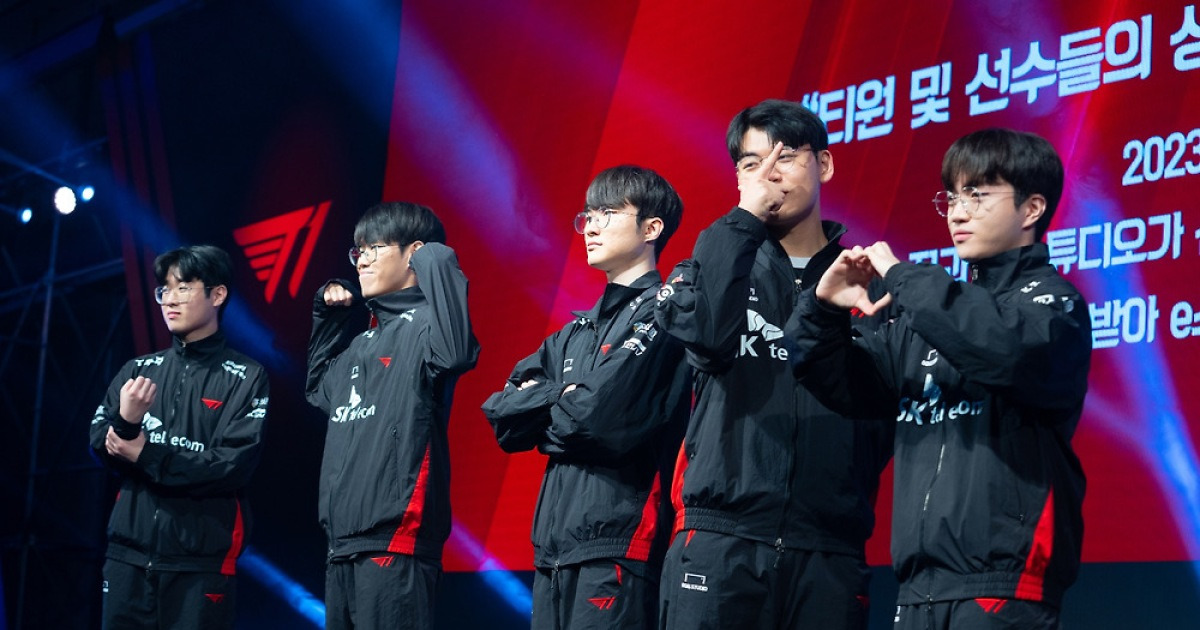 [포토] 2023시즌 유니폼 공개한 T1