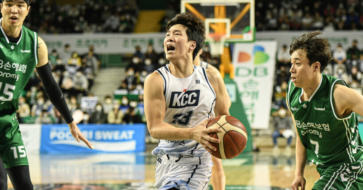 [JB포토] KCC 박경상 '골밑으로 돌파'