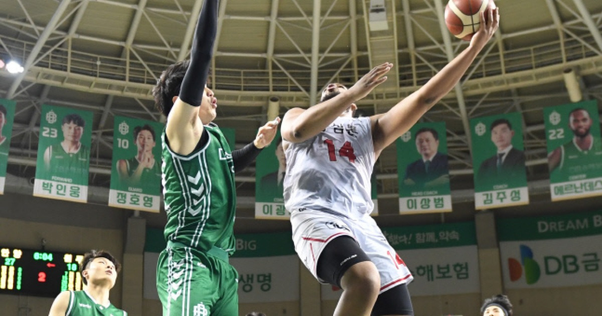 [포토]DB 김종규 ㅅ아대로 공격 펼치는 KGC 스펠맨