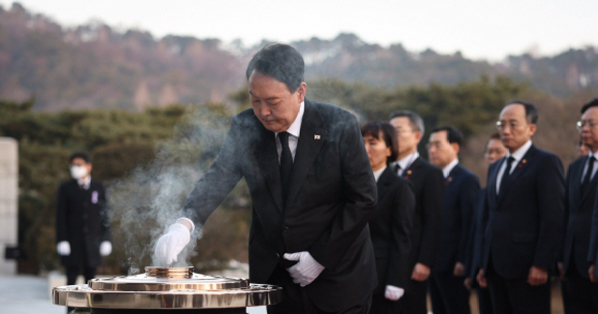 尹 현충원 참배로 새해 첫 일정… 각계 국민과 통화도