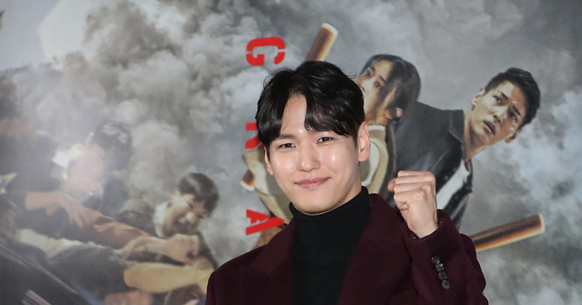 포즈 취하는 강남좀비 지일주