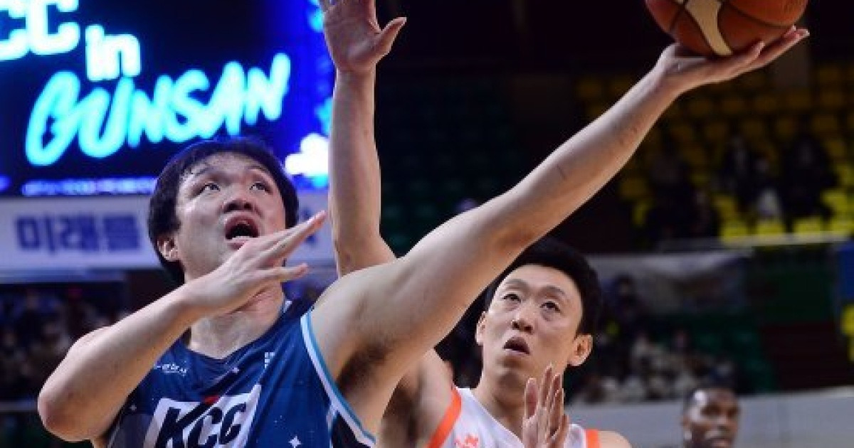 KCC, 13점·6AS 허웅 등 주전 고른 활약 속에 캐롯 잡고 승률 5할 회복