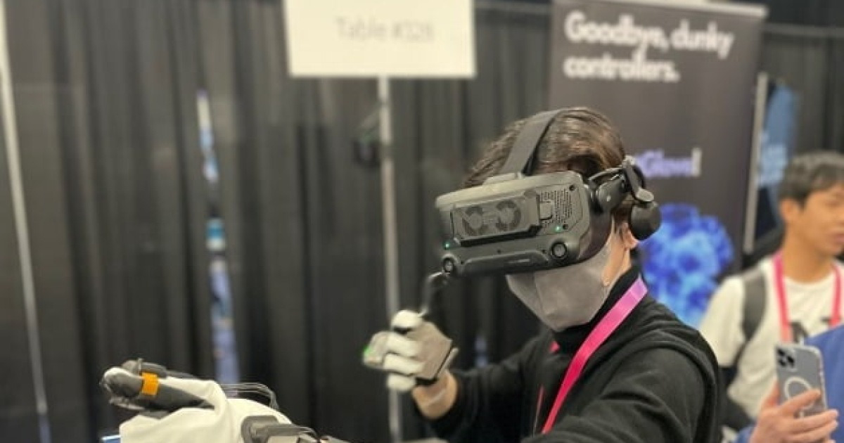 손으로 집고, 쏘고, 만진다…막대 대신 장갑 입은 VR [CES 2023]