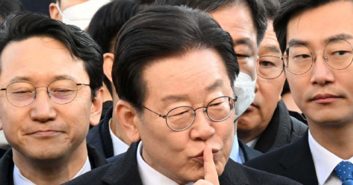 [포토] 이재명 더불어민주당 대표 `쉿`