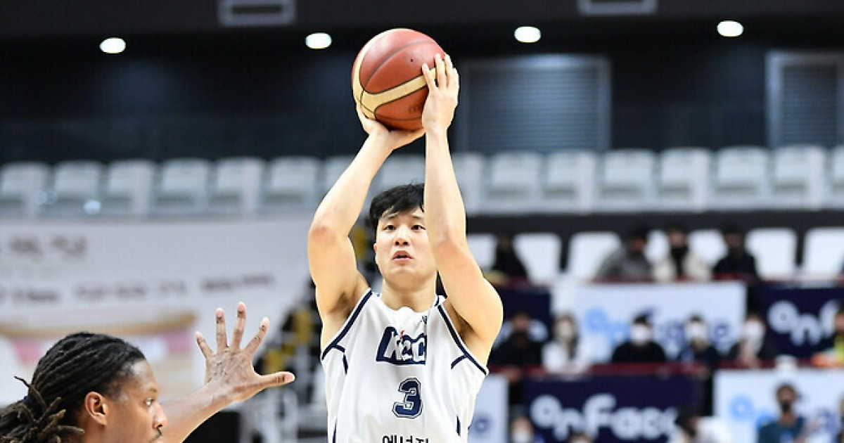 ‘허웅-라건아 43점 합작’ KCC, KT 제압하고 공동 5위 점프