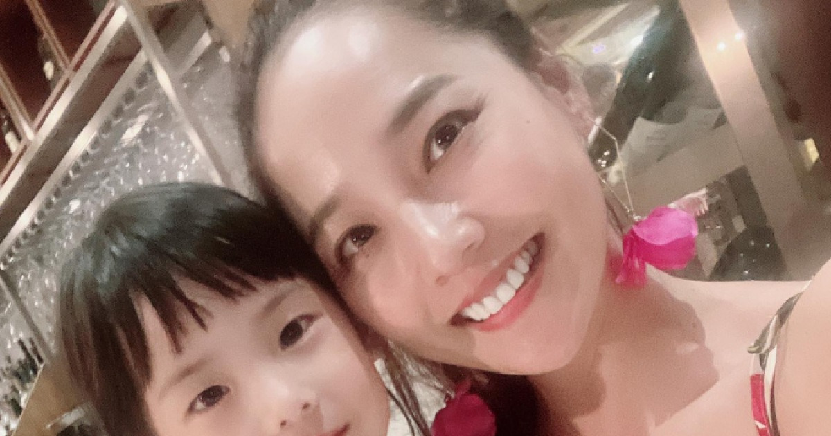 유진 붕어빵 두 딸과 사랑스러운 커플룩…변함없는 요정 미모