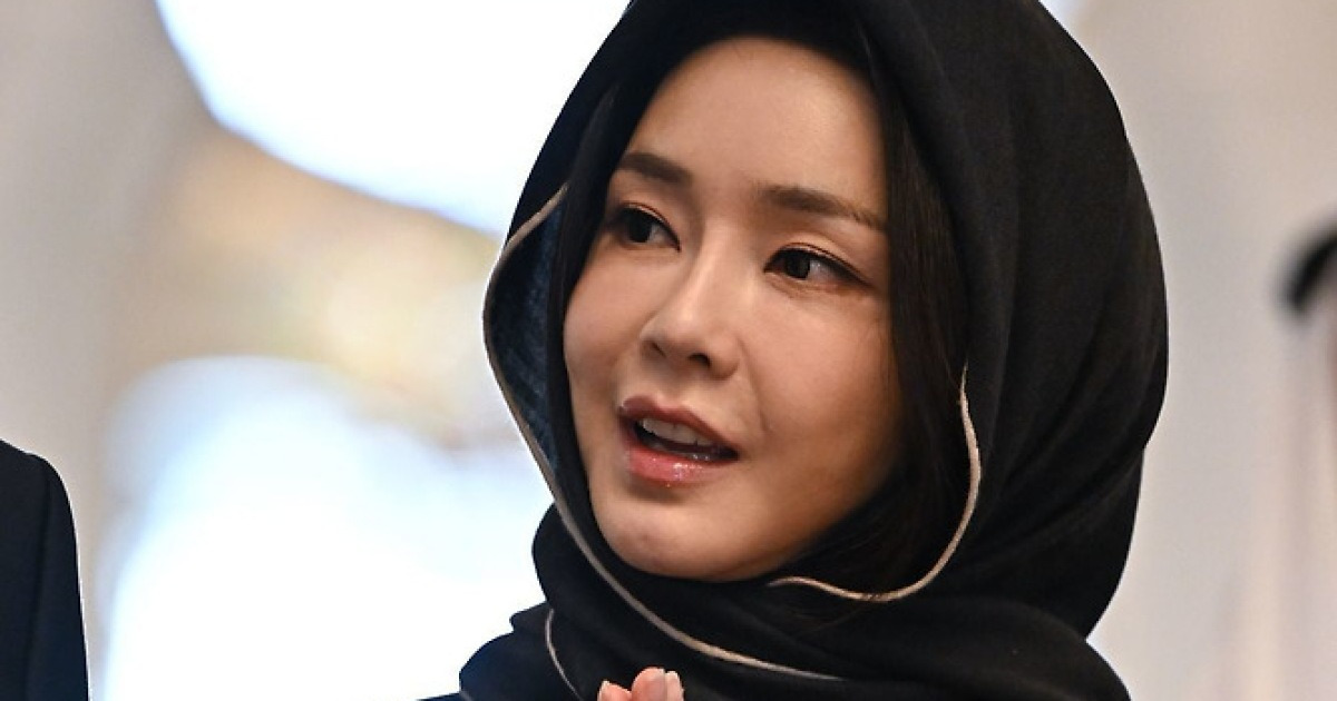 머리에 샤일라 두른 김건희 여사
