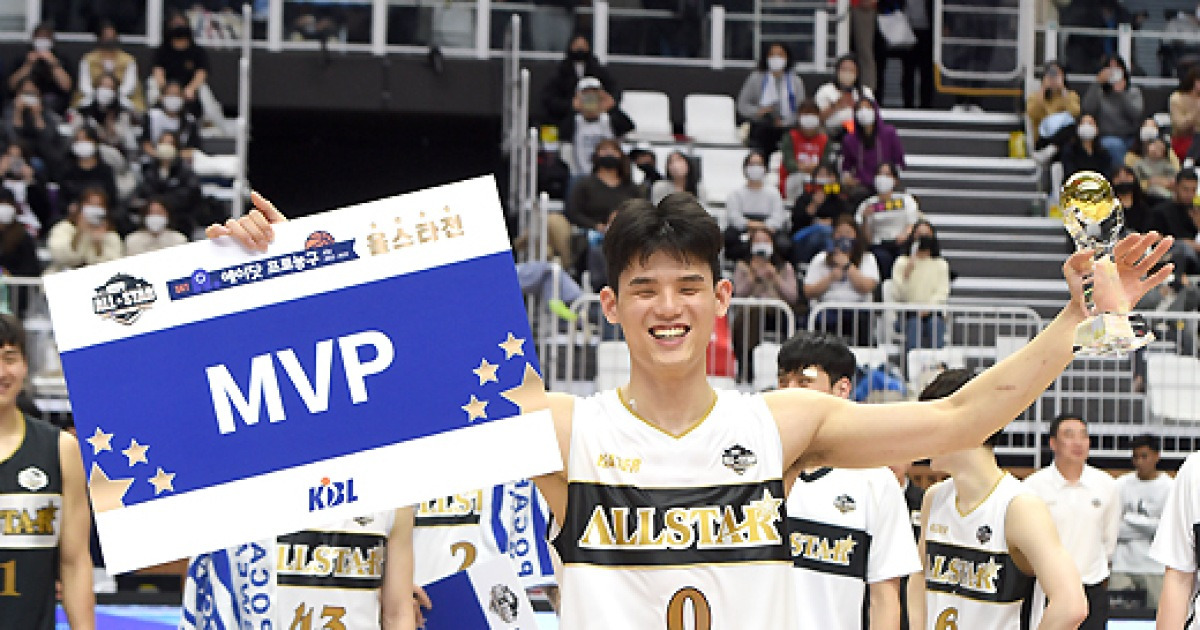 [MD포토] 하윤기 MVP 받았어요'