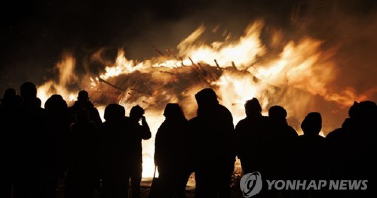 USA CHRISTMAS TREE BONFIRE