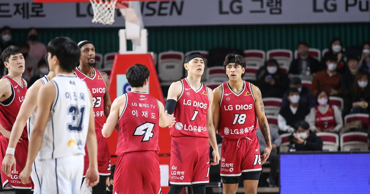 '6명이 두자릿수 득점' LG, KCC 완파하고 4연승 행진(종합)