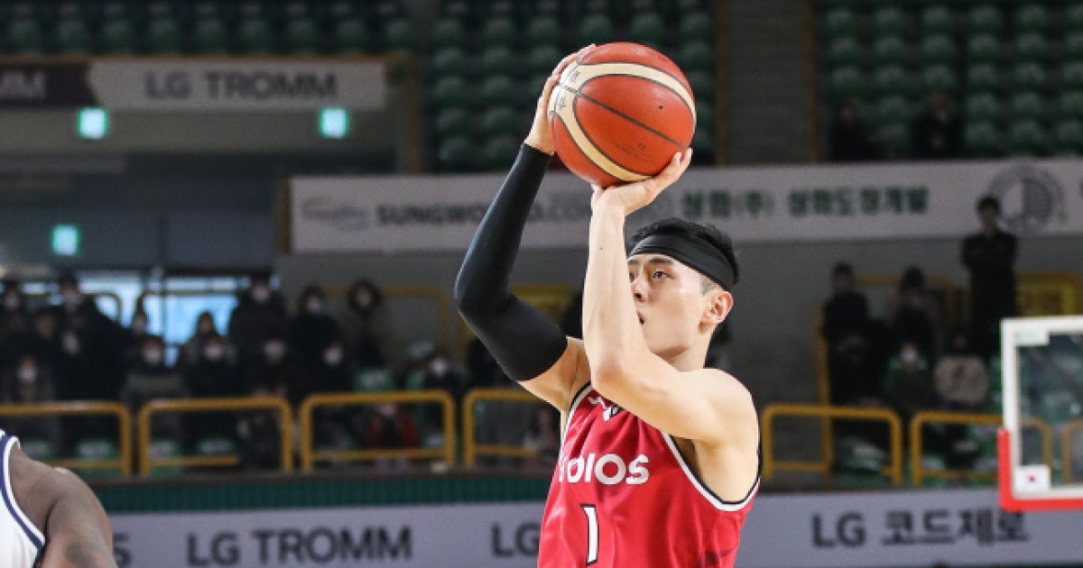 '이관희 17점' LG, KCC 93-74 완파 '파죽의 4연승'...1위 KGC 맹추격