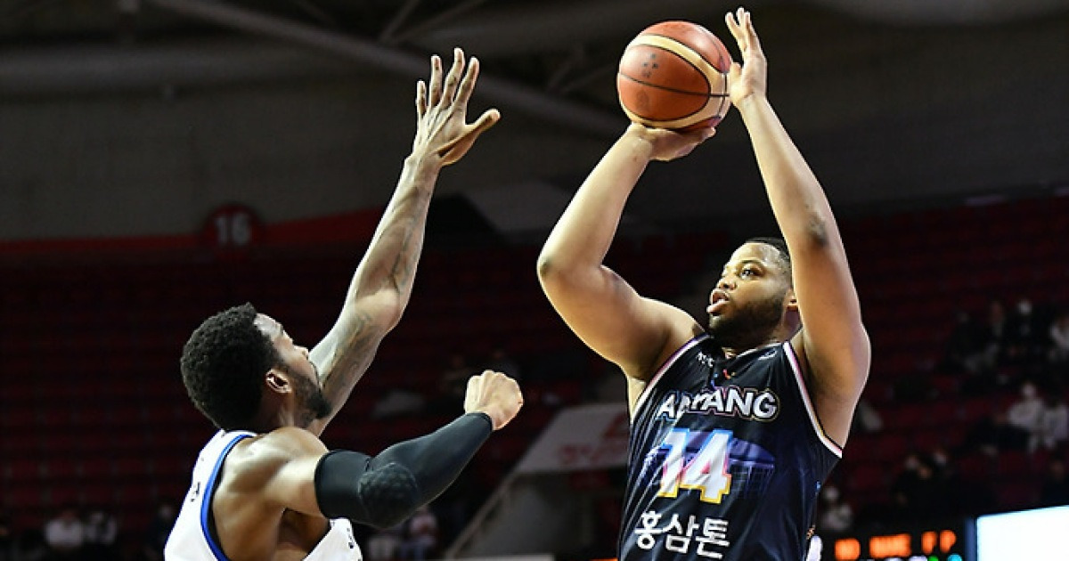 선두 KGC, 11연패 삼성에 25점 차 대승…LG·모비스도 나란히 승리