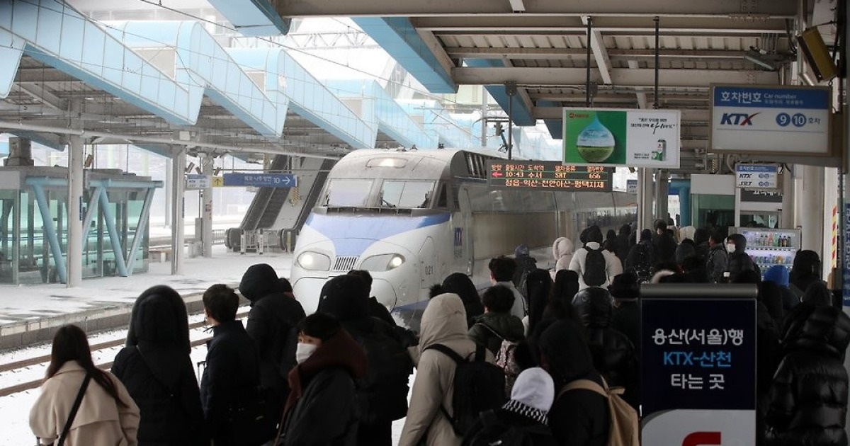 플랫폼에 들어서는 KTX