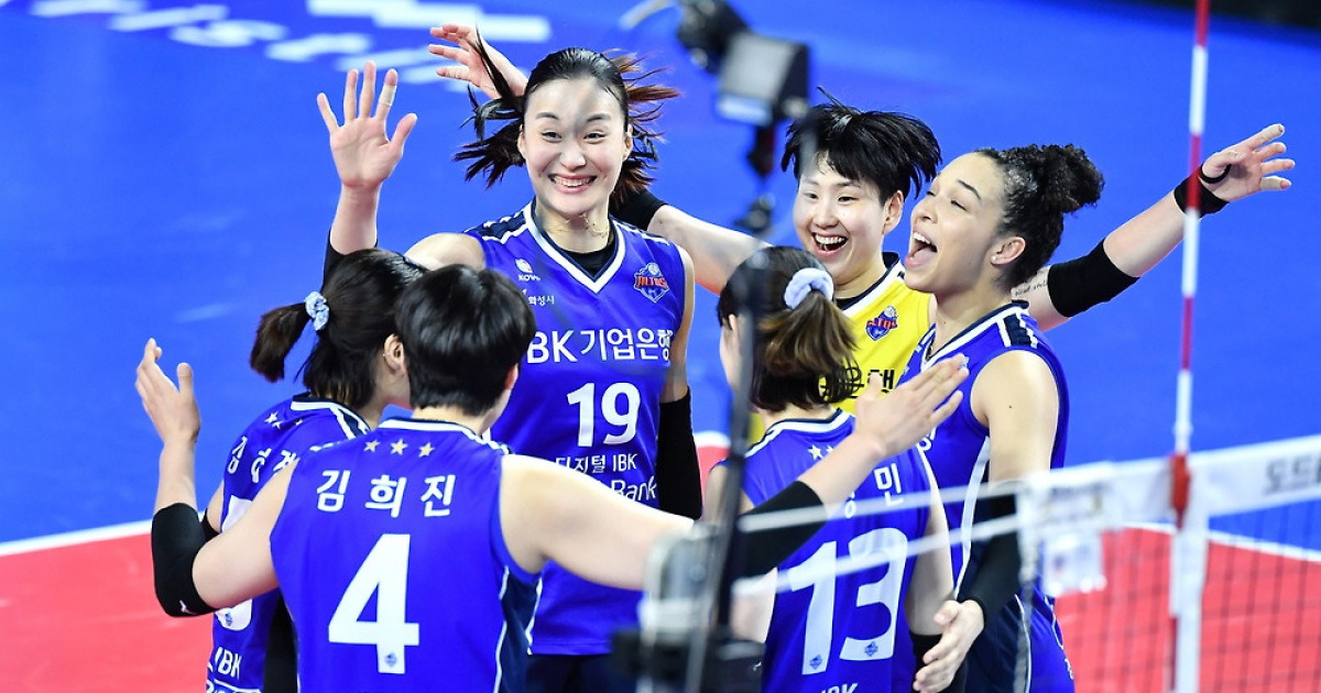 '산타나+김수지 33점 합작' IBK기업은행, 최하위 페퍼에 완승