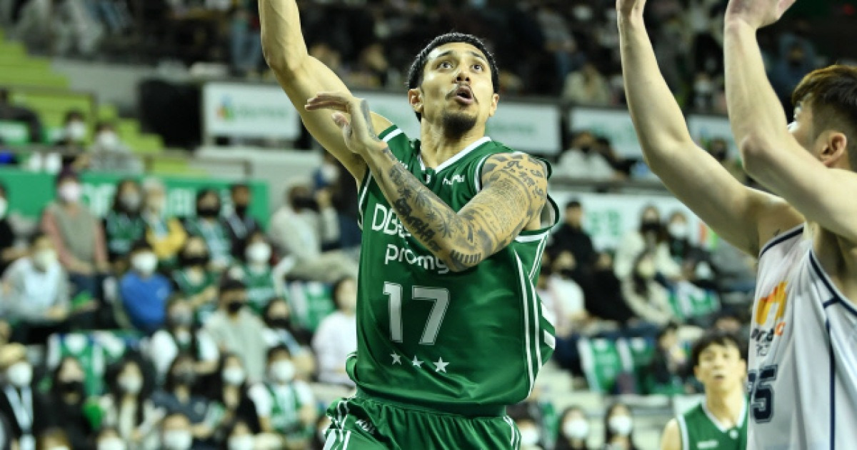 '10+득점만 6명' DB, KCC에 완승...김주성 대행, '스승' 전창진 감독에 승리