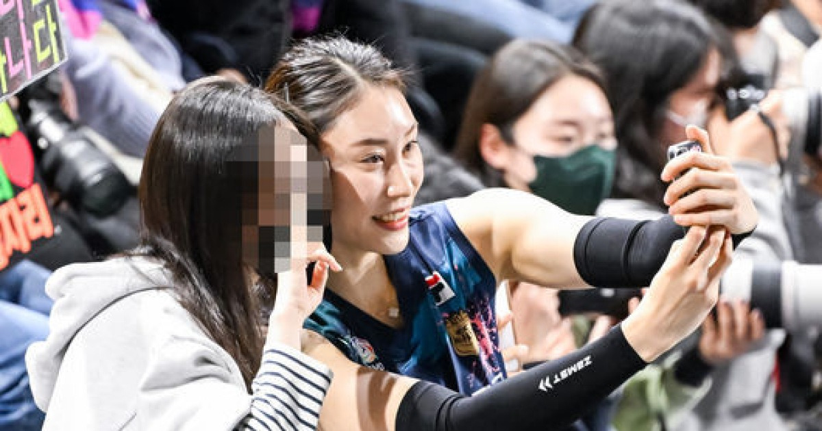 배유나 배구 팬들과 즐거운 셀카 [사진]