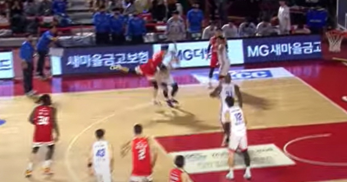 승패 바꾼 김선형 파울 유도...재치인가, 심판 무능의 단면인가 [김 용의 KBL PUB]