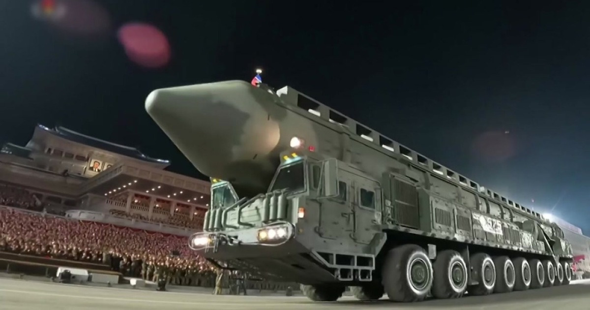 北, 신형 '고체연료 추정 ICBM' 공개...화성-17형도 대거 등장