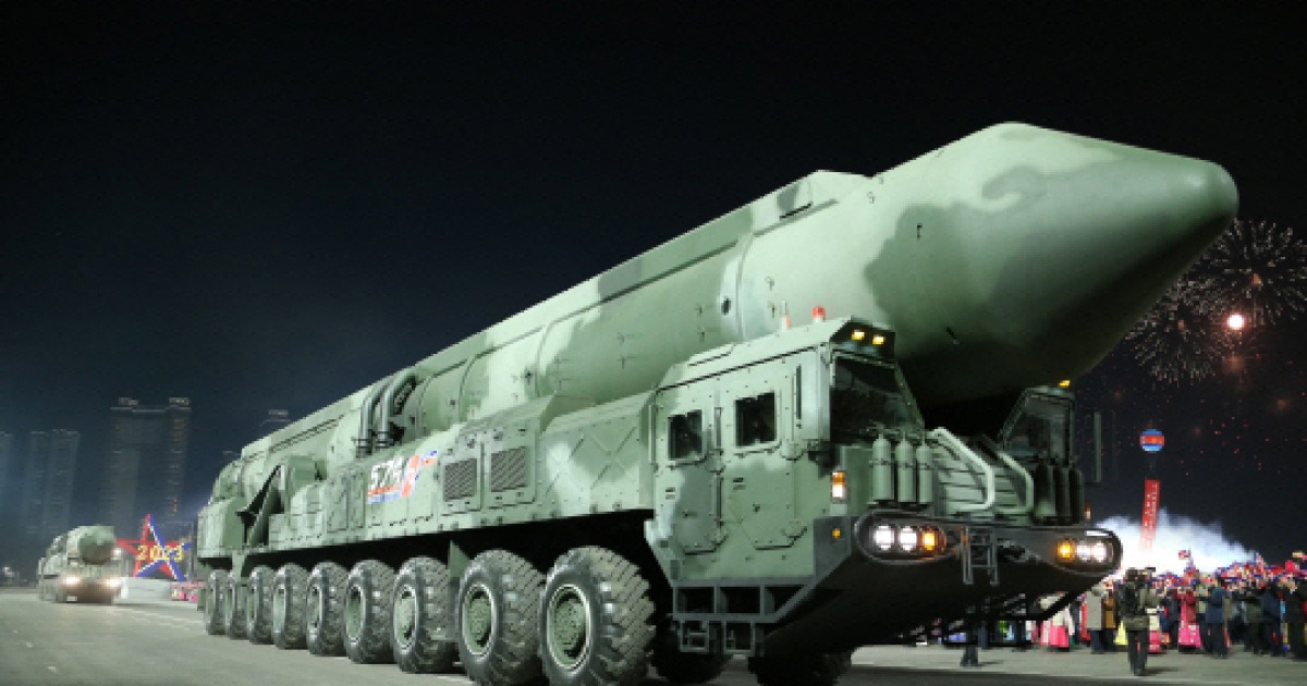 北 열병식, 美위협 ICBM 15기 역대급 무력시위…신형‘고체 ICBM’ 4기, ‘화성-17형’11기