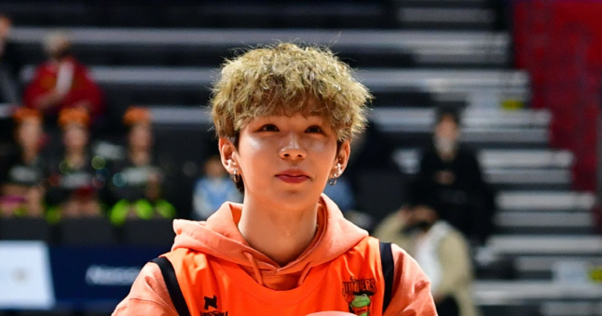 캐롯-KT전 시투하는 NCT 쇼타로 [포토]