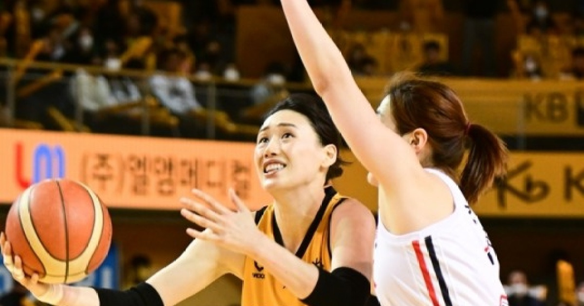 강이슬 32점 22리바운드에 버저비터…KB, 2차 연장서 BNK 제압