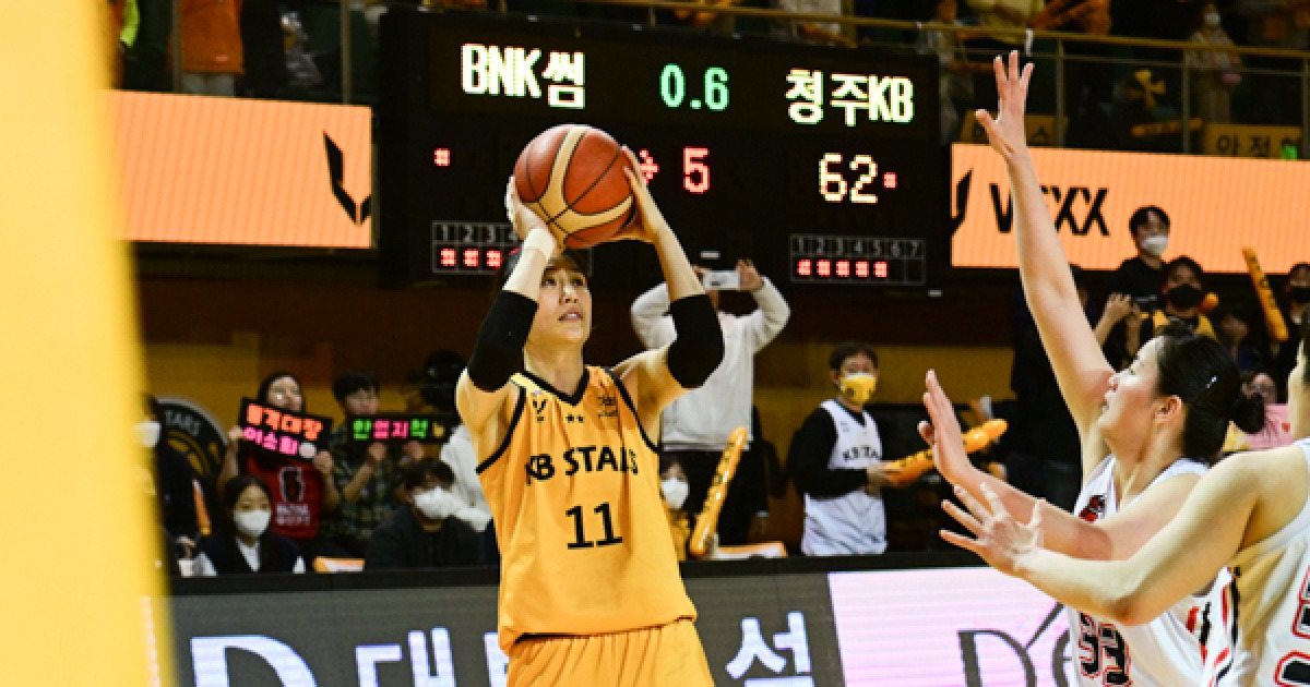 '강이슬 34점 22R' KB, BNK에 2차 연장 끝 신승