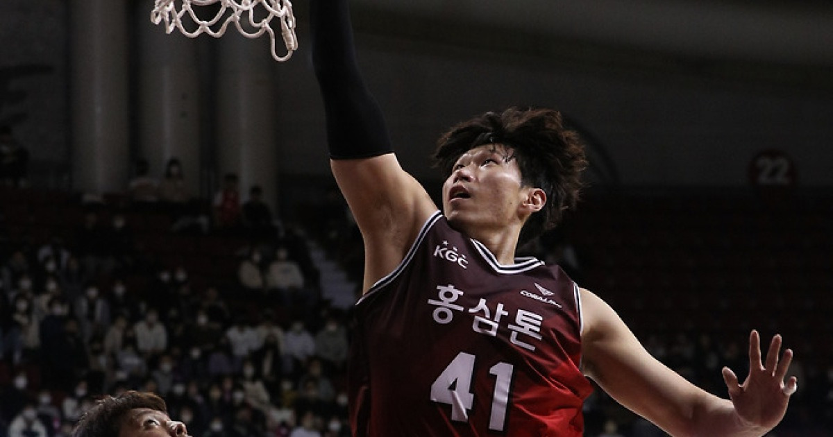 '오세근 더블더블' 선두 KGC, 2위 LG 누르고 9연승 행진