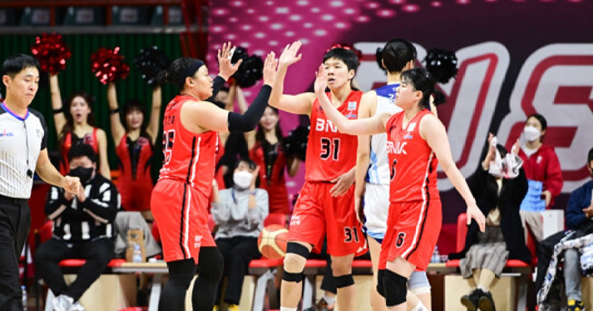 [WKBL 5라운드 리뷰] 창단 첫 2위 노렸던 BNK, 현실은...
