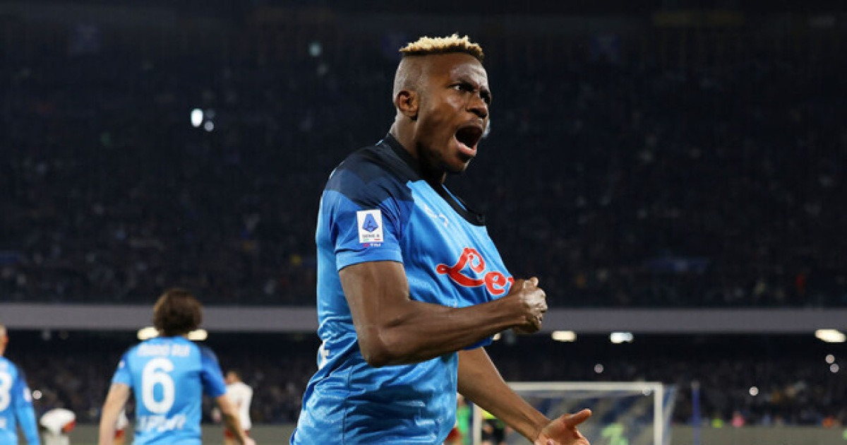 'EPL이냐, 잔류냐'...결정 앞둔 나폴리 FW, "회장이 직접 붙잡는다"