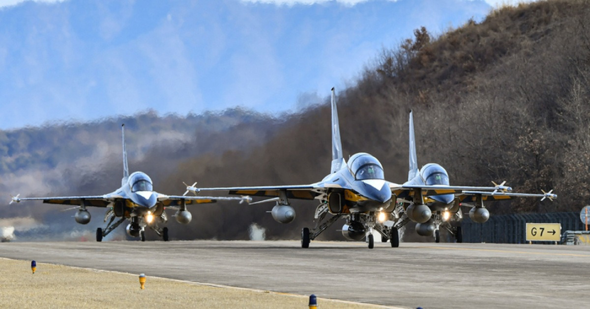 활주로로 이동하는 T-50B 항공기