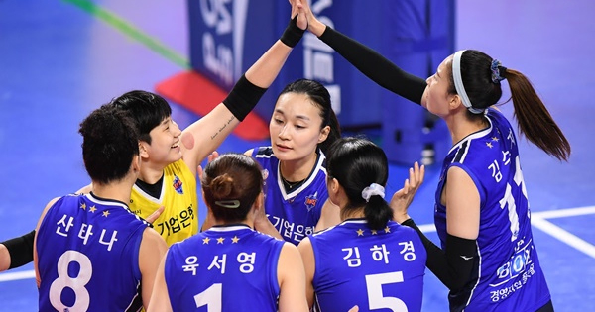 '산타나 25점' IBK기업은행, GS칼텍스에 3-1 승리