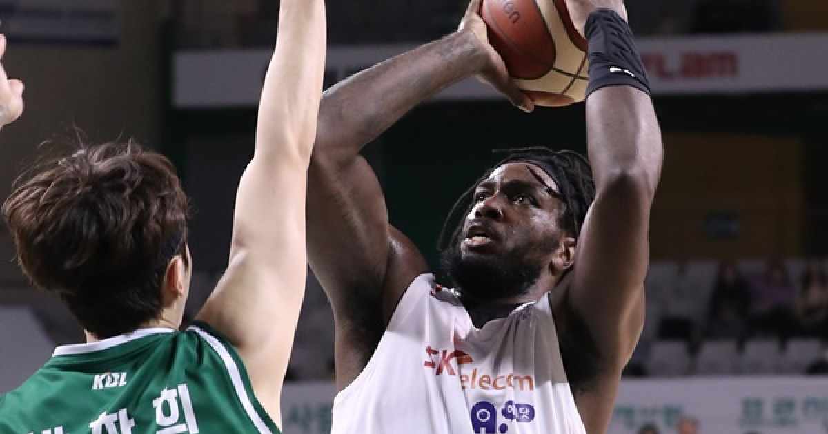 '워니 19득점' SK, DB 격파하고 3연승 질주