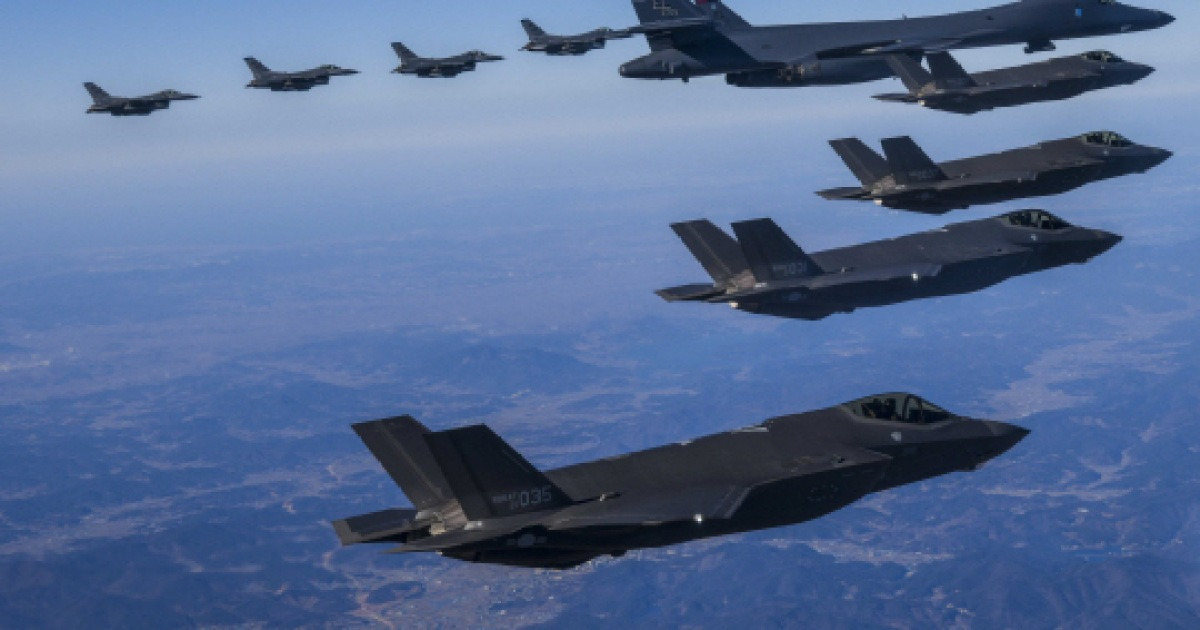 F-35와 B-1B 등 “압도적” 한미 편대비행…北ICBM 견제 나서