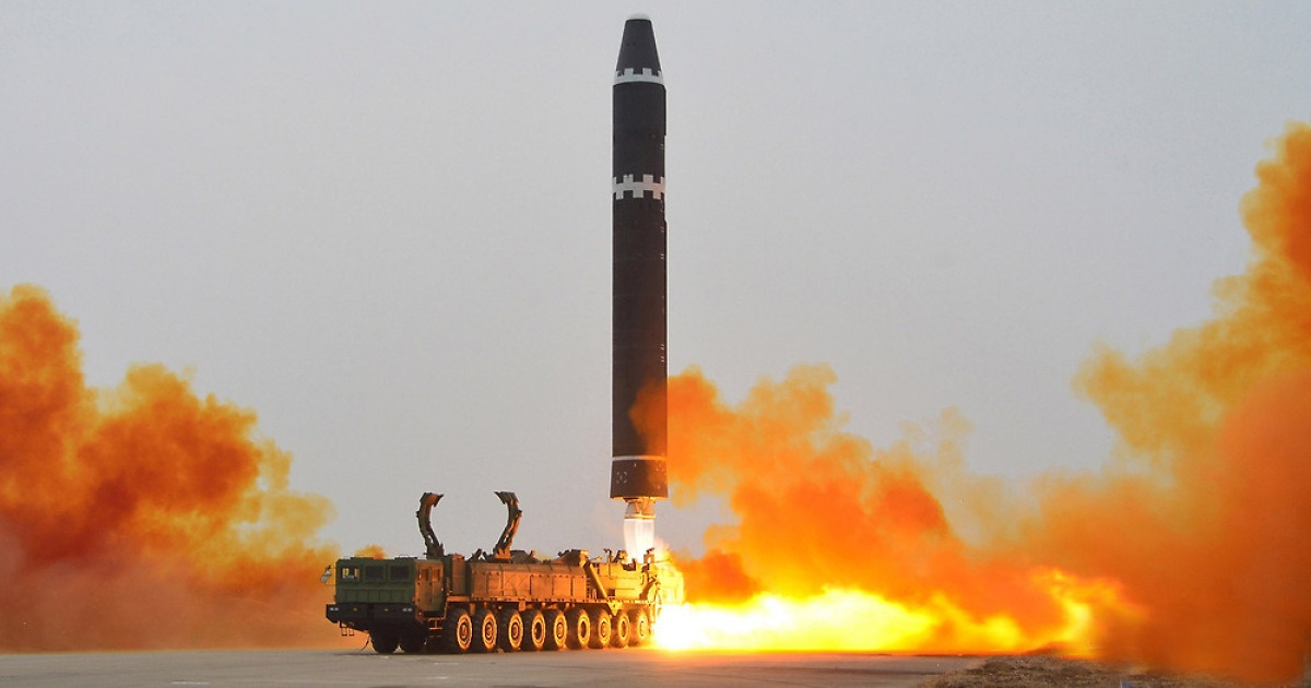 북한 ICBM 추정 장거리탄도미사일 발사…NSC "단호 조치"