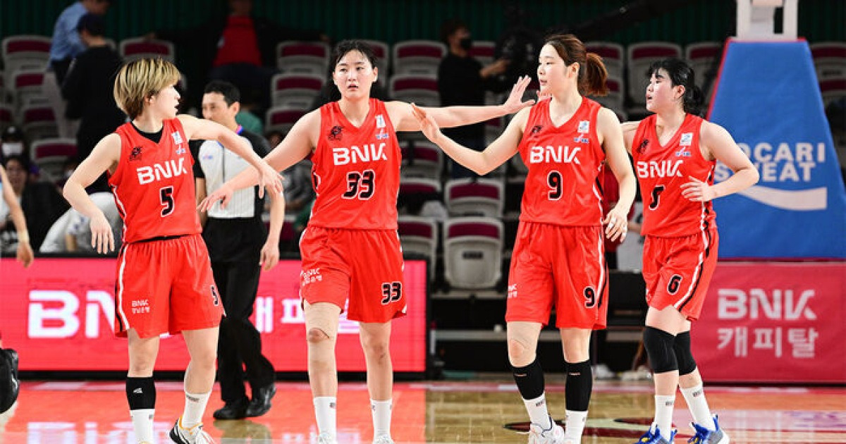 여자농구 BNK, 신한은행 꺾고 4연패 탈출…4강 PO 진출팀 확정
