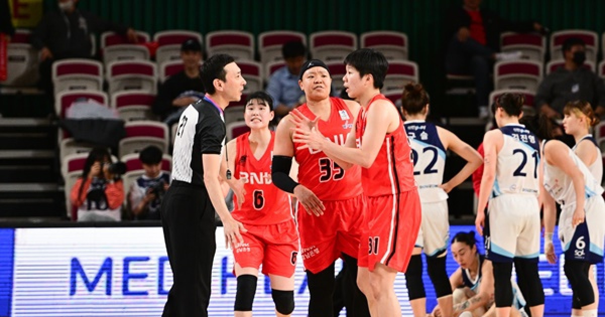 '이소희 20득점' 4강 PO 확정한 BNK, 신한은행 꺾고 4연패 탈출