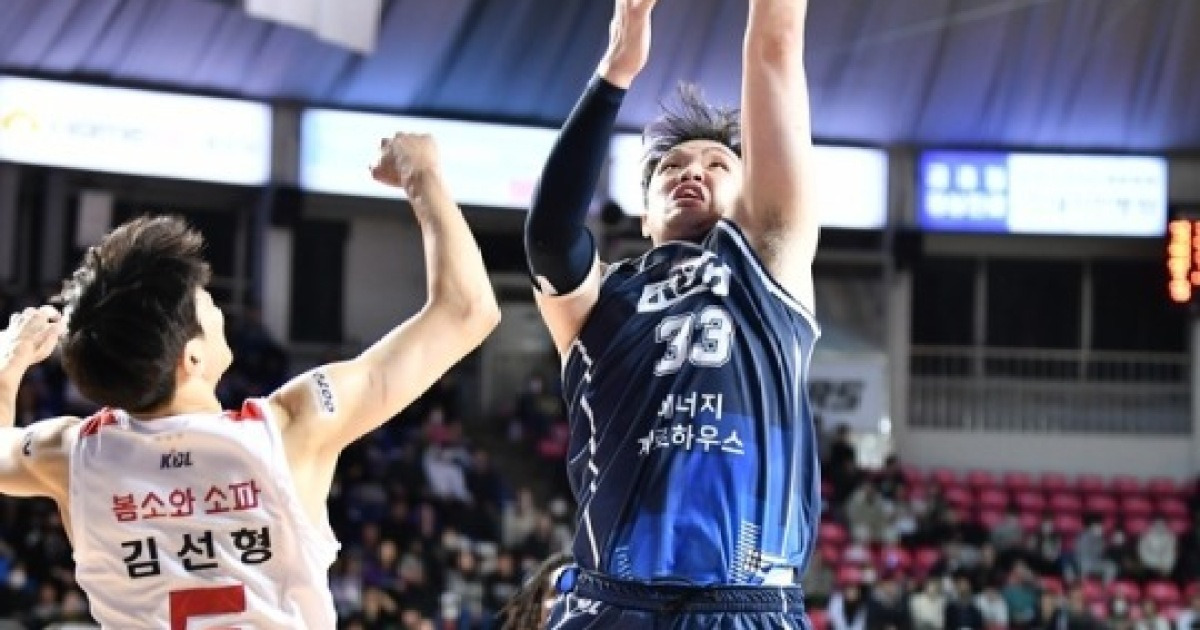 '이승현 16점' KCC, SK 꺾고 4연패 마감